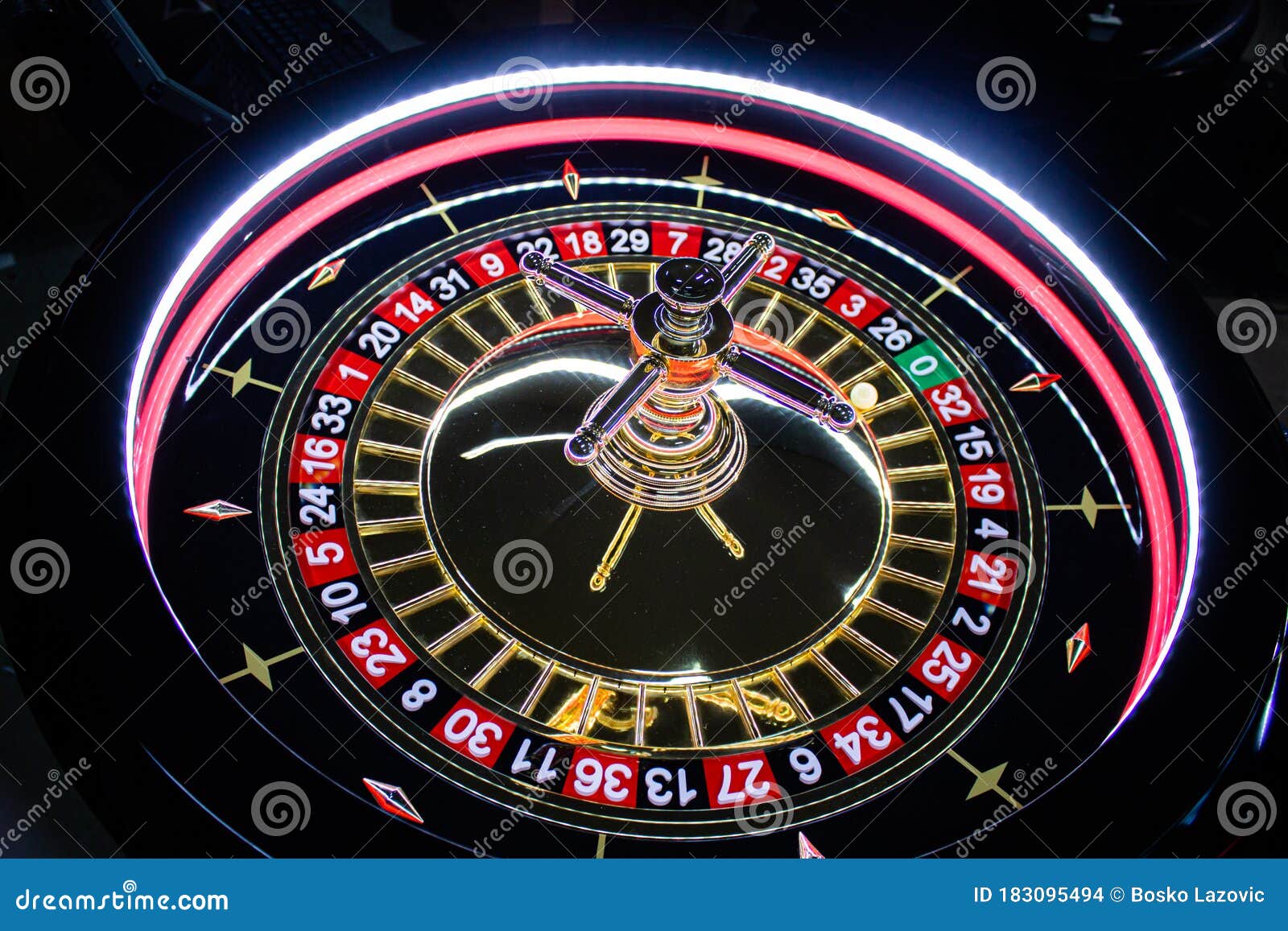 Rueda De Ruleta Hecha a Mano Retro Foto de archivo - Imagen de bingo ...