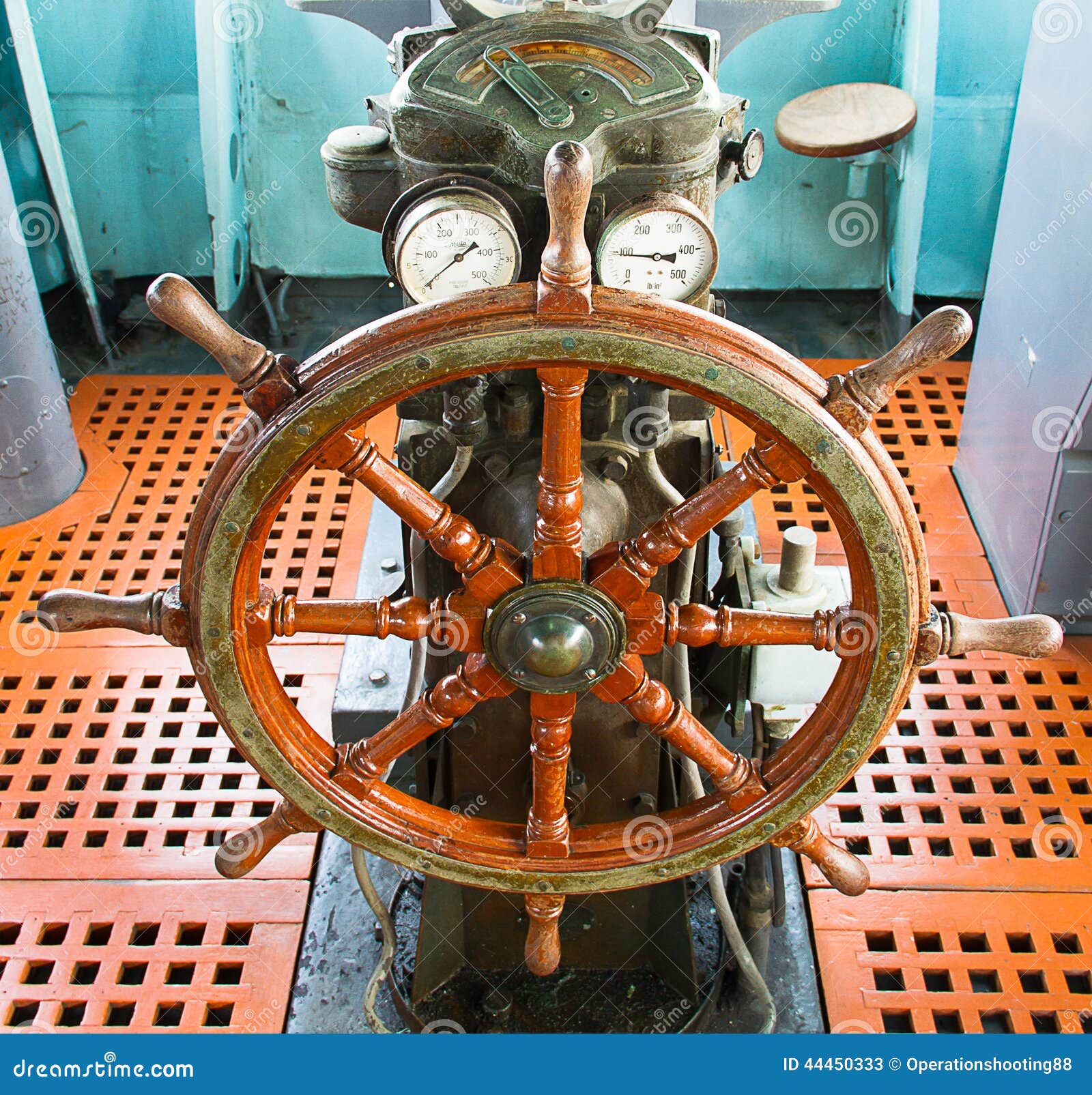 Rueda De Una Carlinga Del Barco De Motor Imagen de archivo - Imagen de ...
