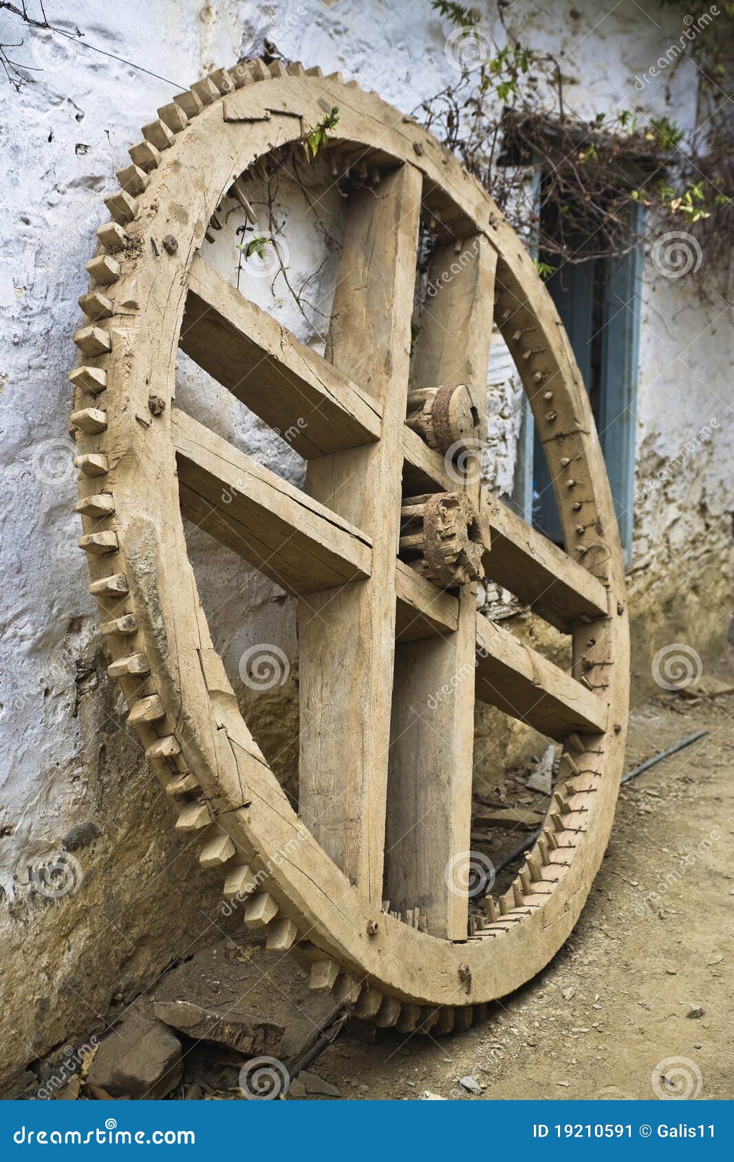 Rueda dentada de madera imagen de archivo. Imagen de madera - 19210591