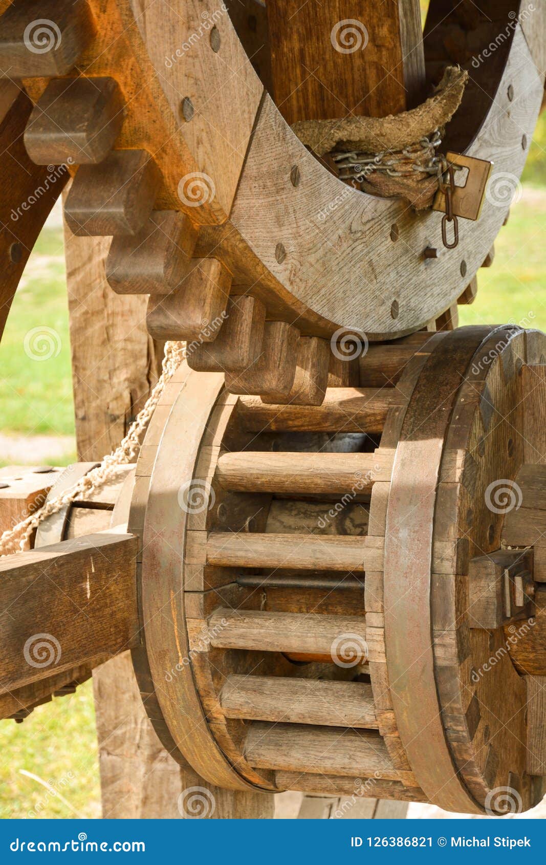 Rueda Dentada De Madera Vieja Imagen de archivo - Imagen de diente ...