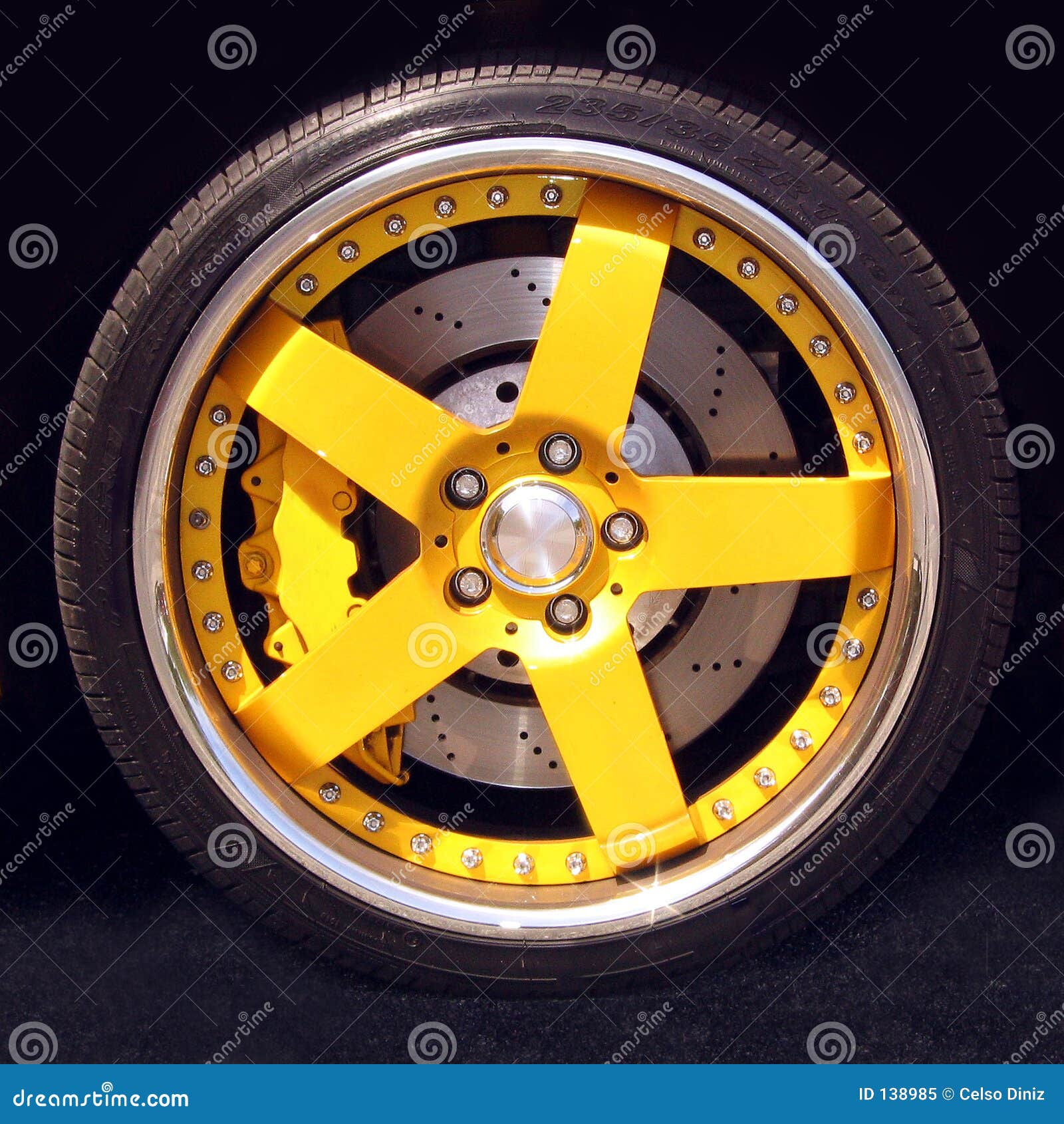Rueda de coche deportivo imagen de archivo. Imagen de cubo - 138985