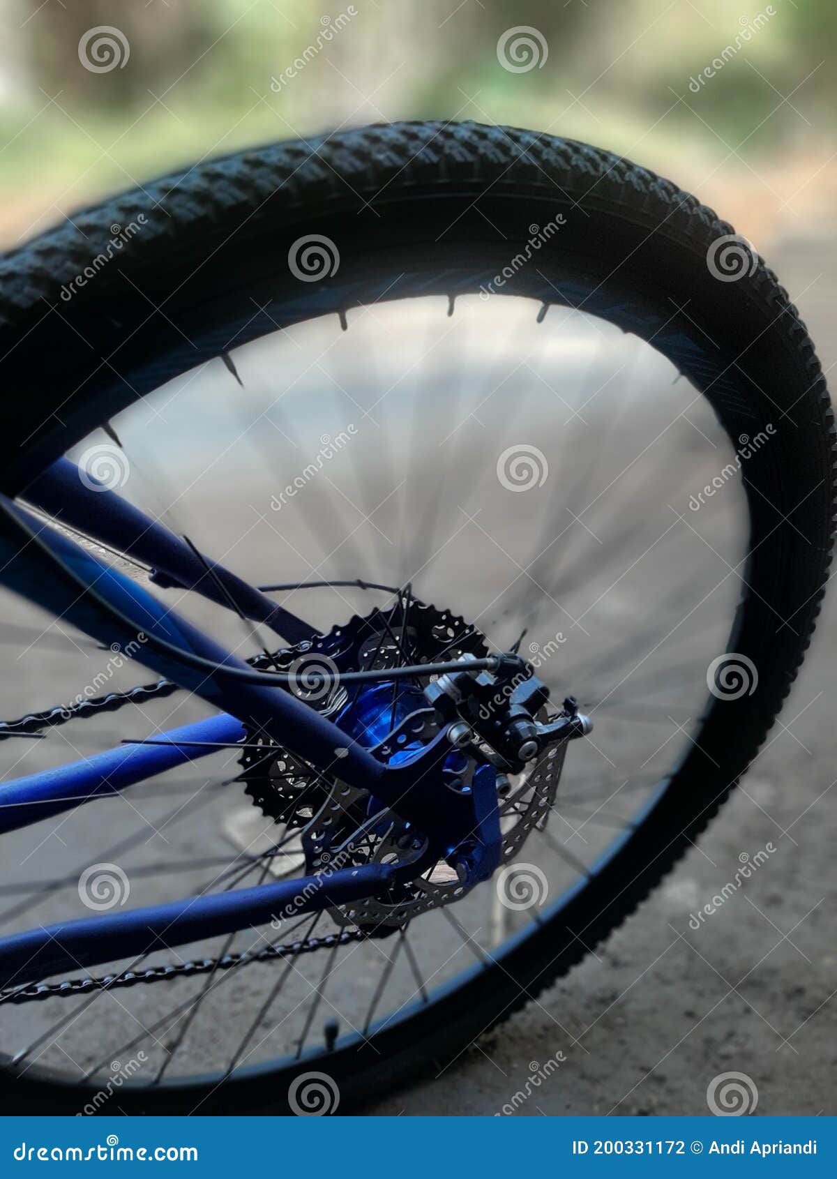 Ruedas Azules Girando En La Carretera Foto de archivo - Imagen de calle ...