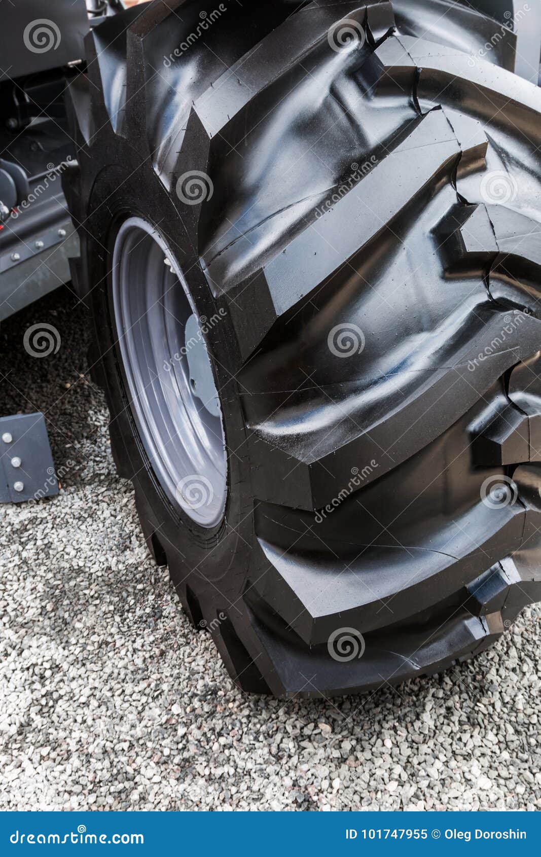 Ruedas Del Tractor Con La Alta Pisada Imagen de archivo - Imagen de ...