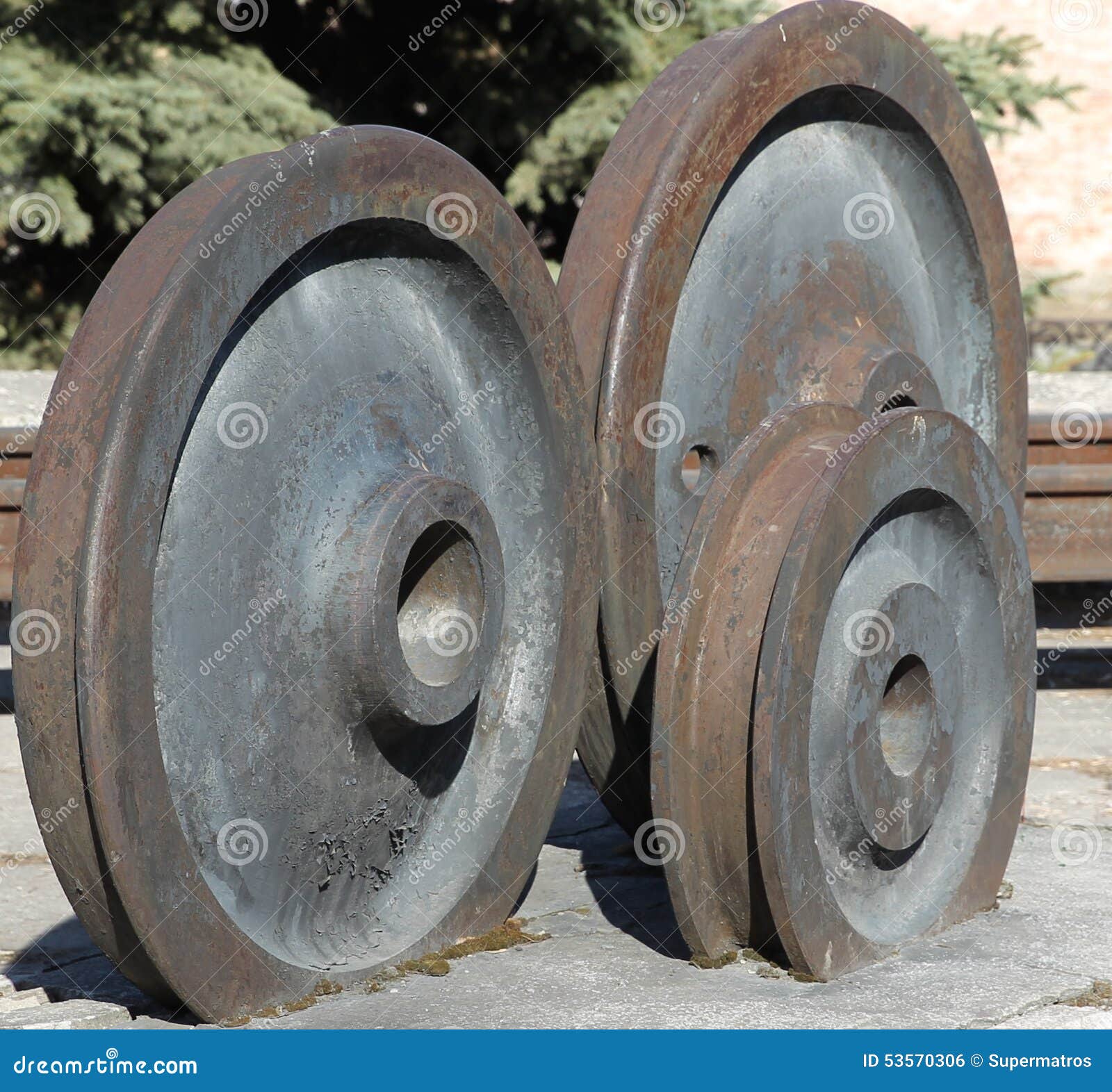 Ruedas ferroviarias viejas foto de archivo. Imagen de ferrocarril ...