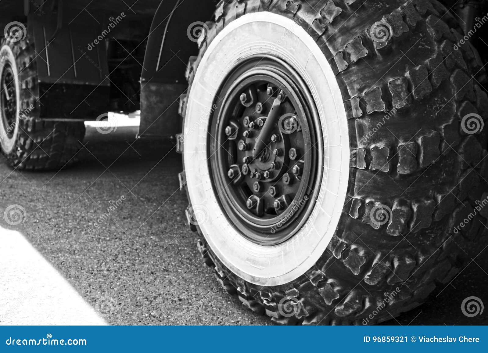 Ruedas grandes imagen de archivo. Imagen de primer, objeto - 96859321