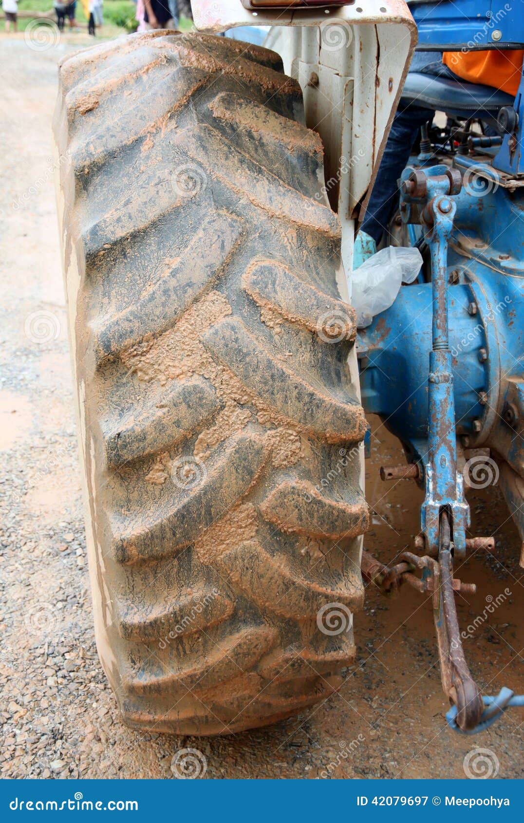 Ruedas grandes del tractor imagen de archivo. Imagen de pisadas - 42079697