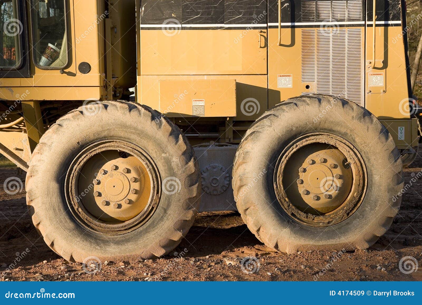 Ruedas pesadas del equipo imagen de archivo. Imagen de pala - 4174509