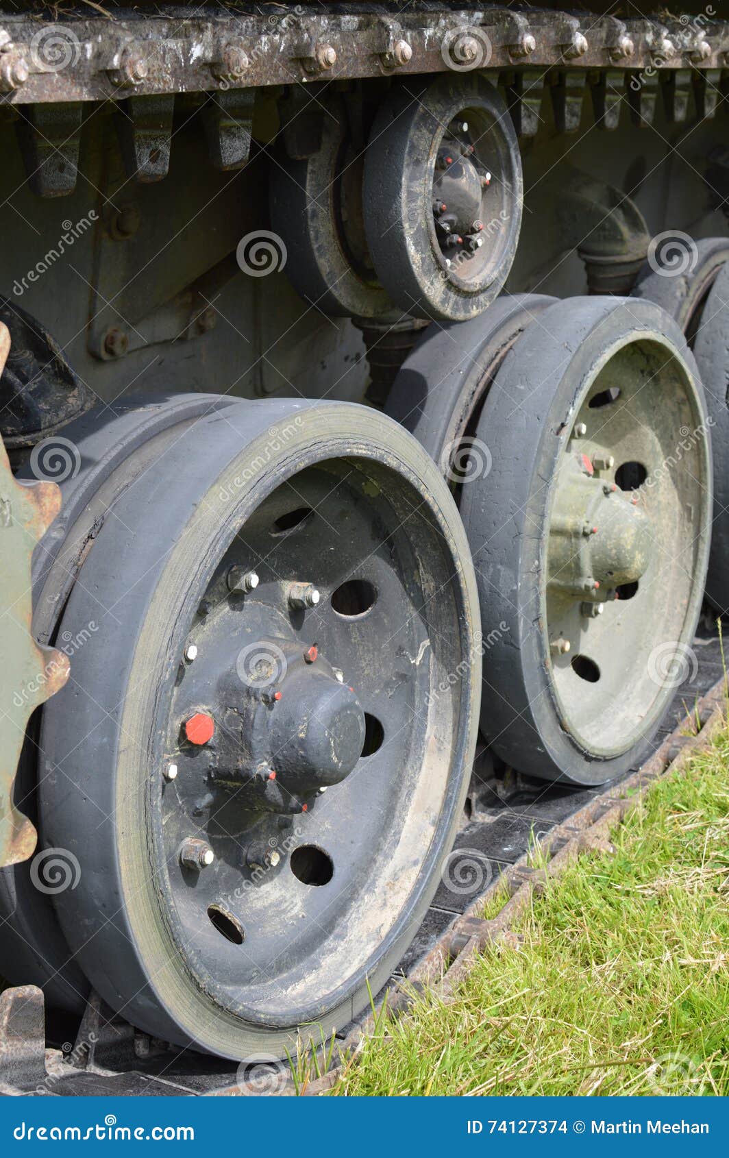 Ruedas y pistas del tanque foto de archivo. Imagen de ejército - 74127374