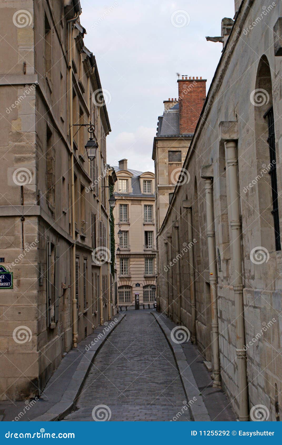 Ruelle Paris photo stock. Image du européen, ruelle, hublots - 11255292