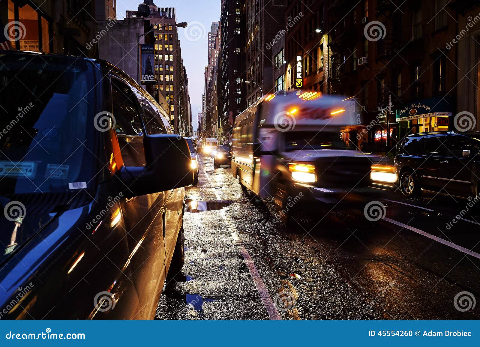 Rues de Manhattan la nuit image éditorial. Image du neuf - 45554260