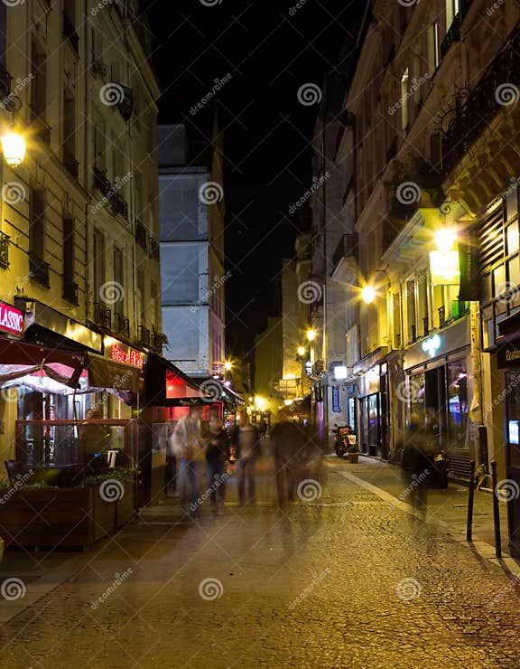Rues de Paris la nuit photographie éditorial. Image du endroit - 47397872