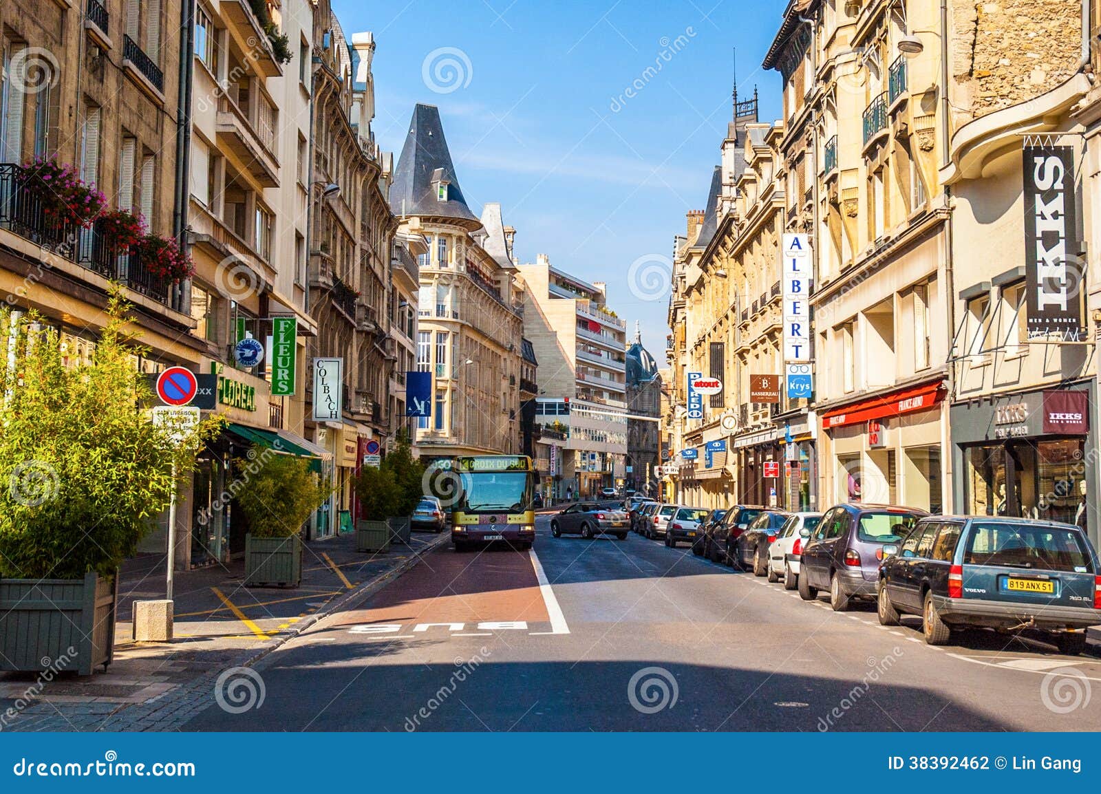 Rues de Reims (Reims) photographie éditorial. Image du bleu - 38392462