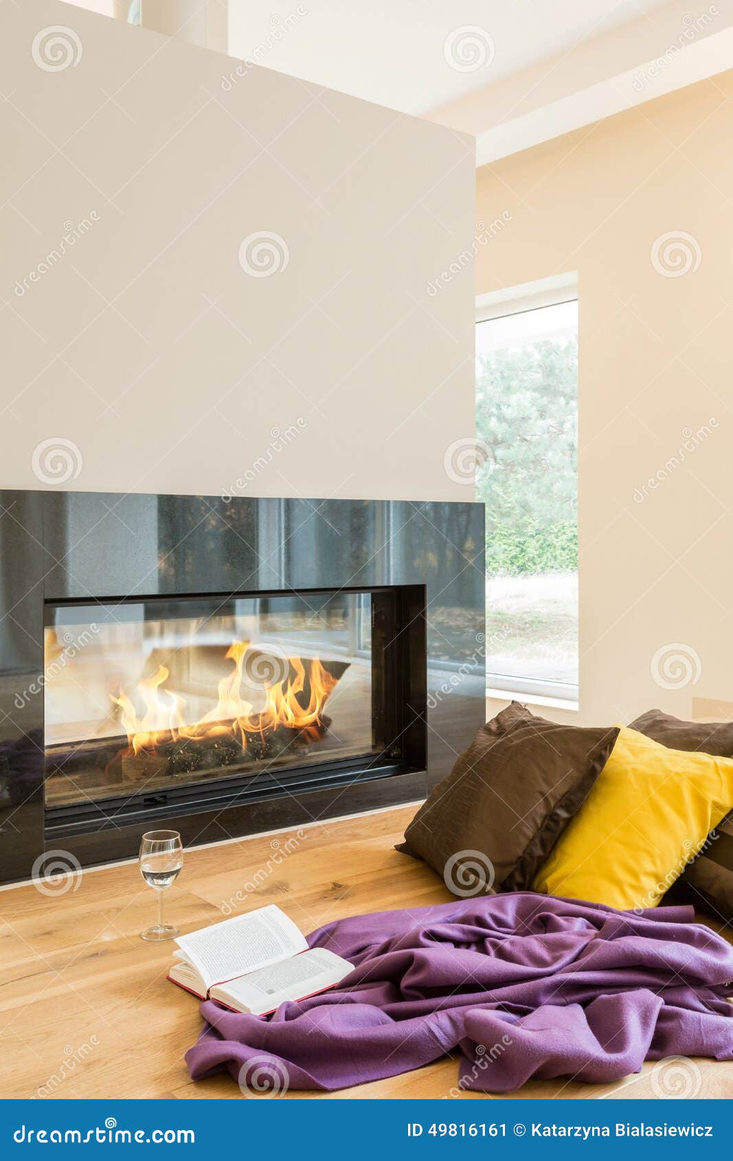 Ruheplatz Durch Den Kamin in Der Wohnung Stockbild - Bild von auslegung ...