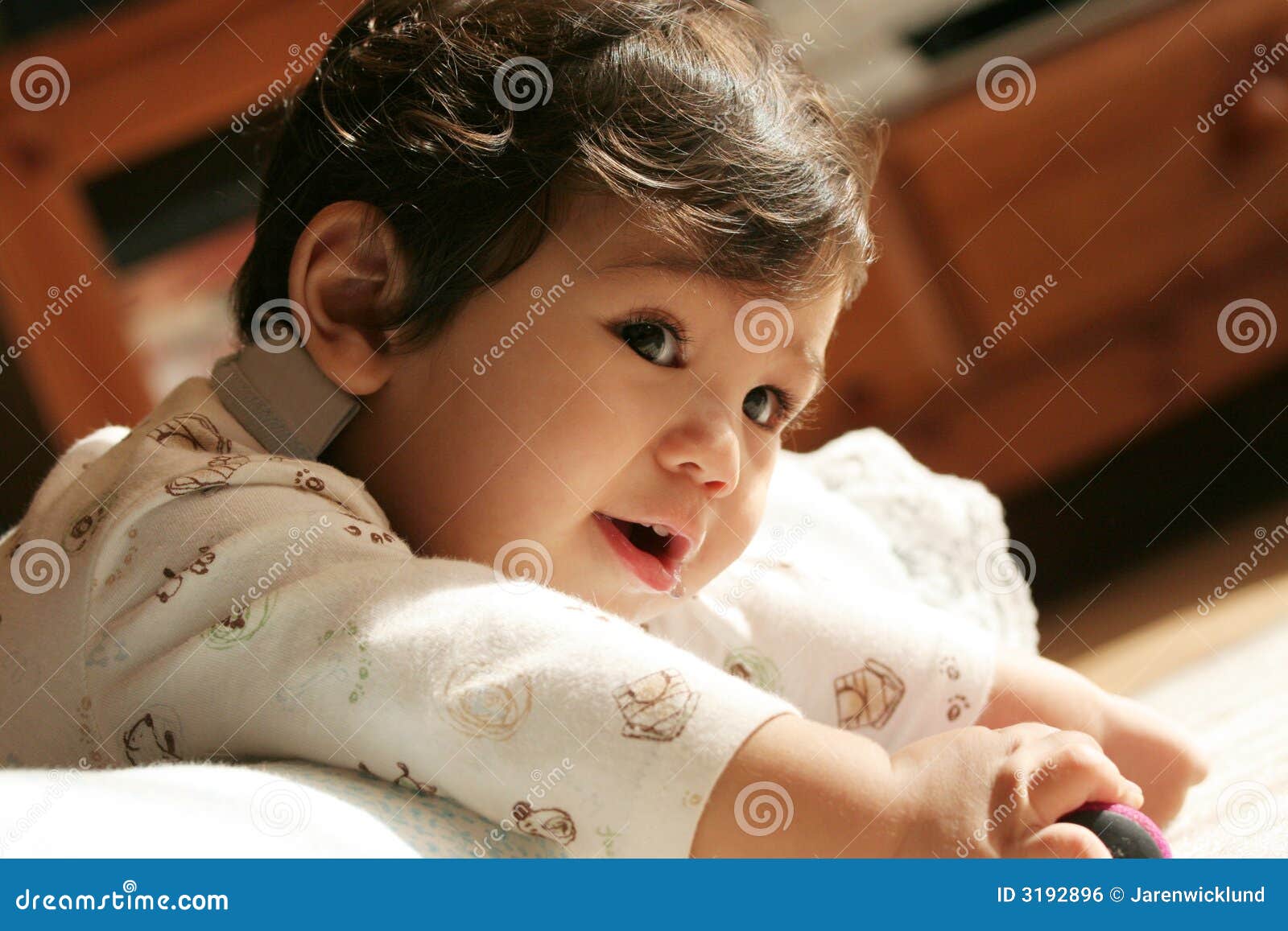 Ruhig spielendes Baby stockfoto. Bild von glücklich, lügen - 3192896