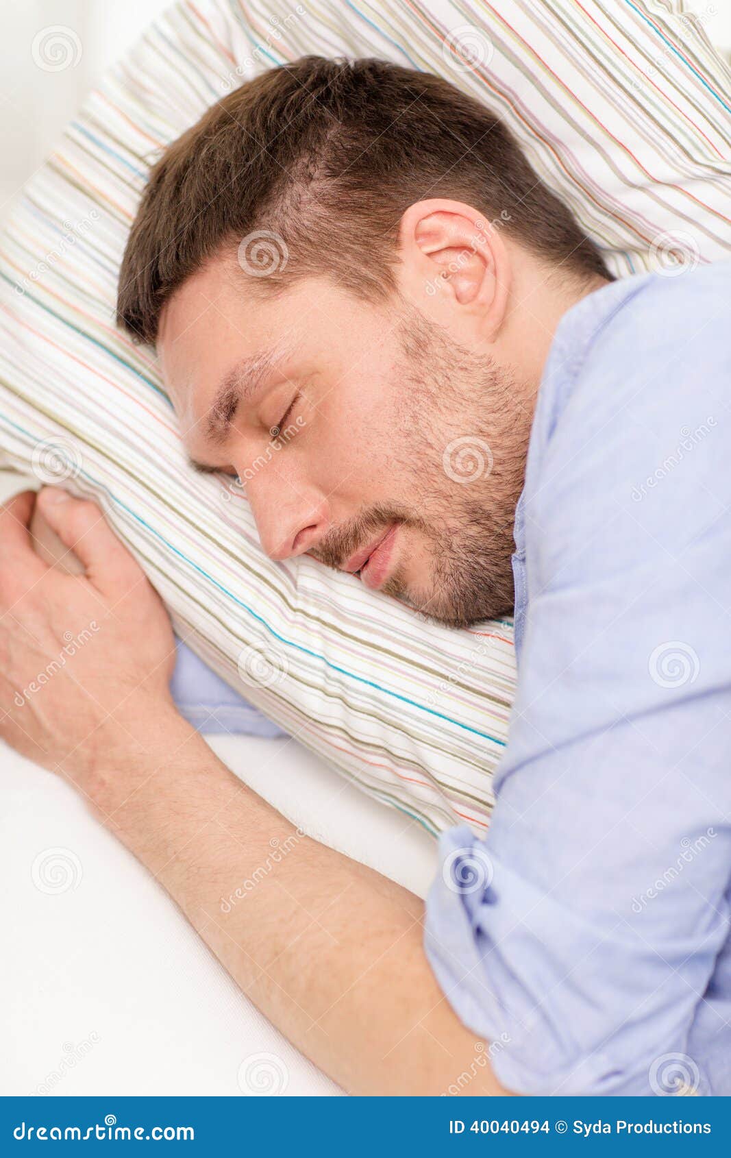 Ruhiger Junger Mann, Der Zu Hause Auf Sofa Liegt Stockfoto - Bild von ...