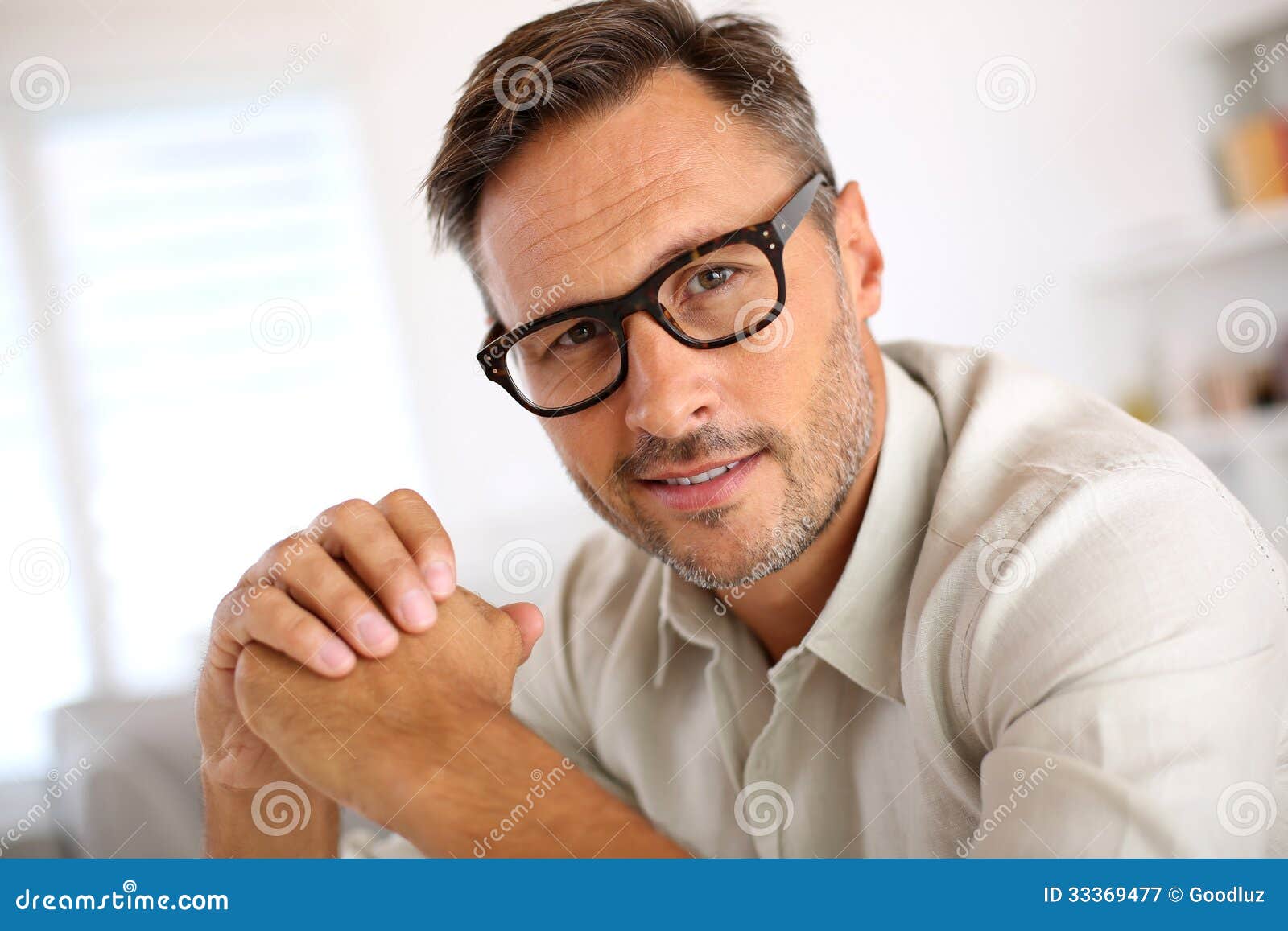 Ruhiger Mann, Der Zu Hause Sitzt Stockbild - Bild von europäisch ...