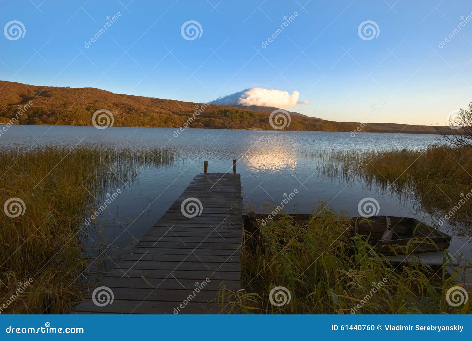 Ruhiger See Bei Sonnenaufgang Stockfoto - Bild von standorte, schönheit ...