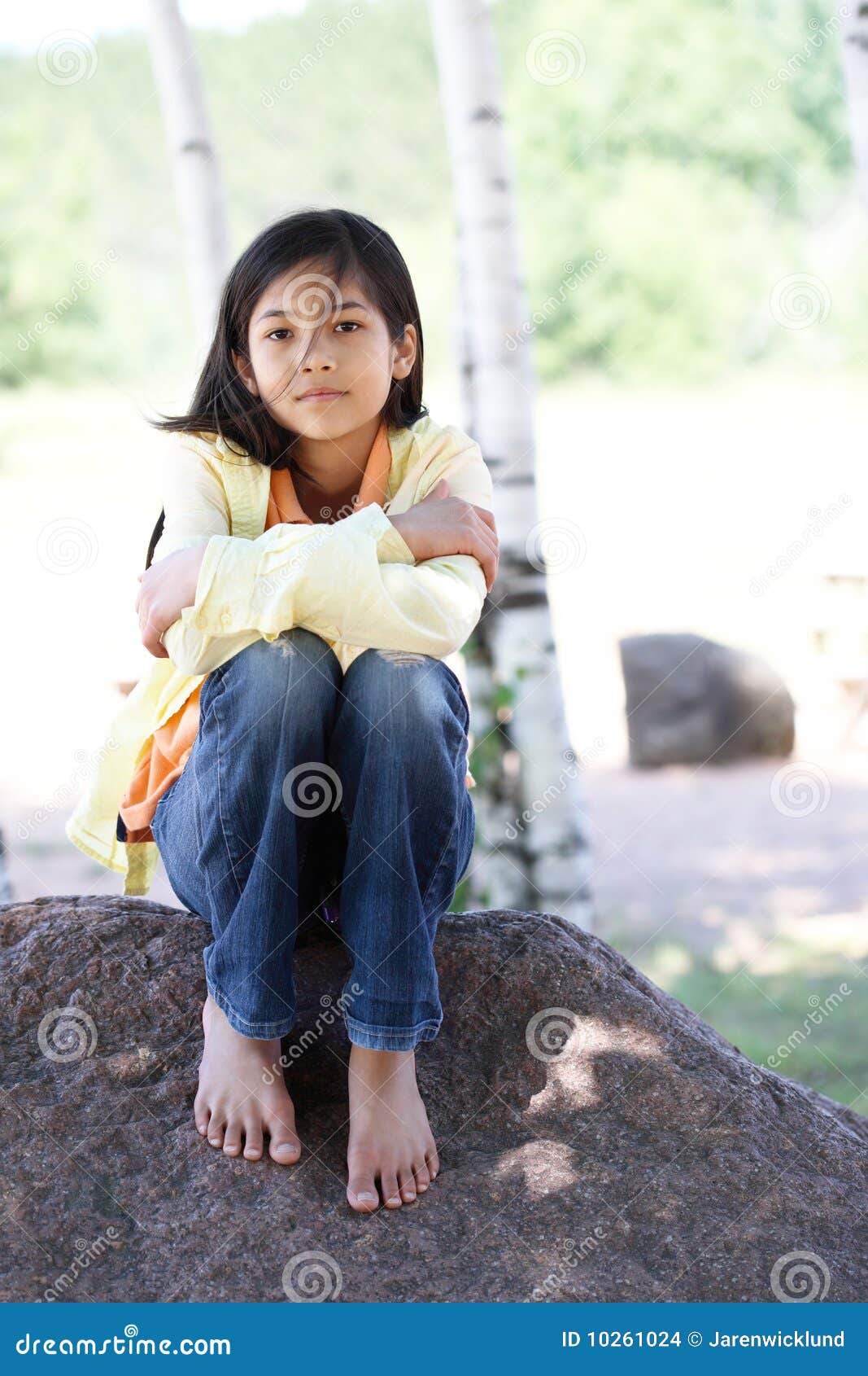 Ruhiges Kind, Das Unter Bäumen Sitzt Stockfoto - Bild von bäume ...