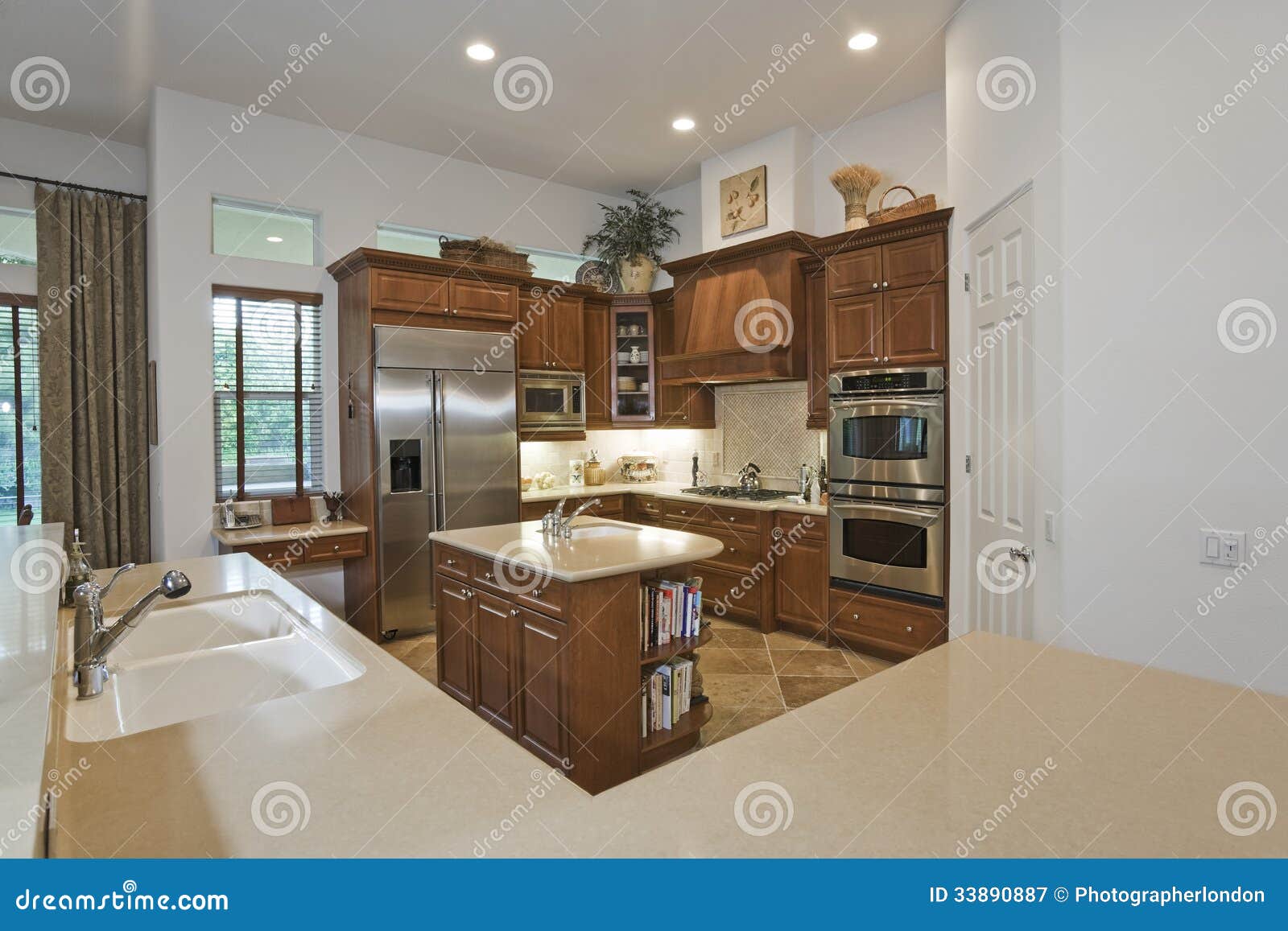 Ruime Keuken binnenshuis stock afbeelding. Image of keuken - 33890887