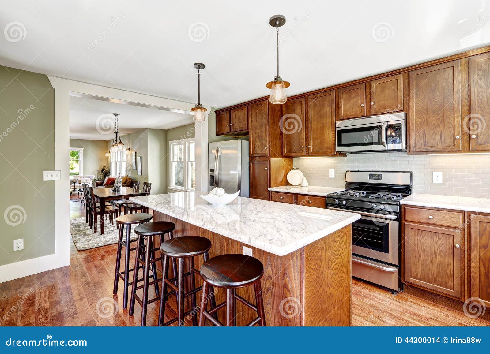 Ruime Keukenruimte Met Eiland Stock Foto - Image of huis, architectuur ...