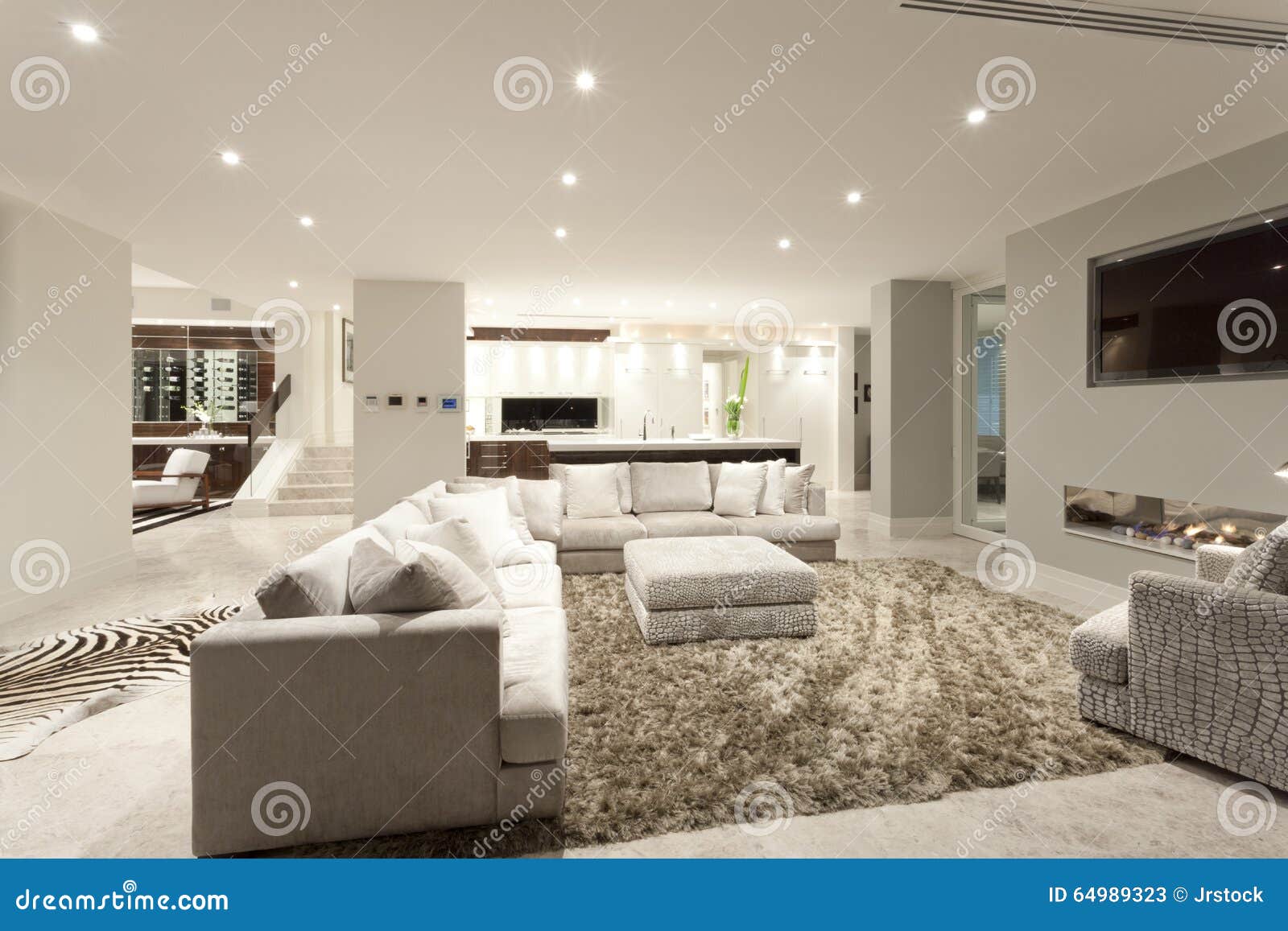 Ruime Woonkamer Met Een Groot Tapijt Stock Afbeelding - Image of nieuw ...