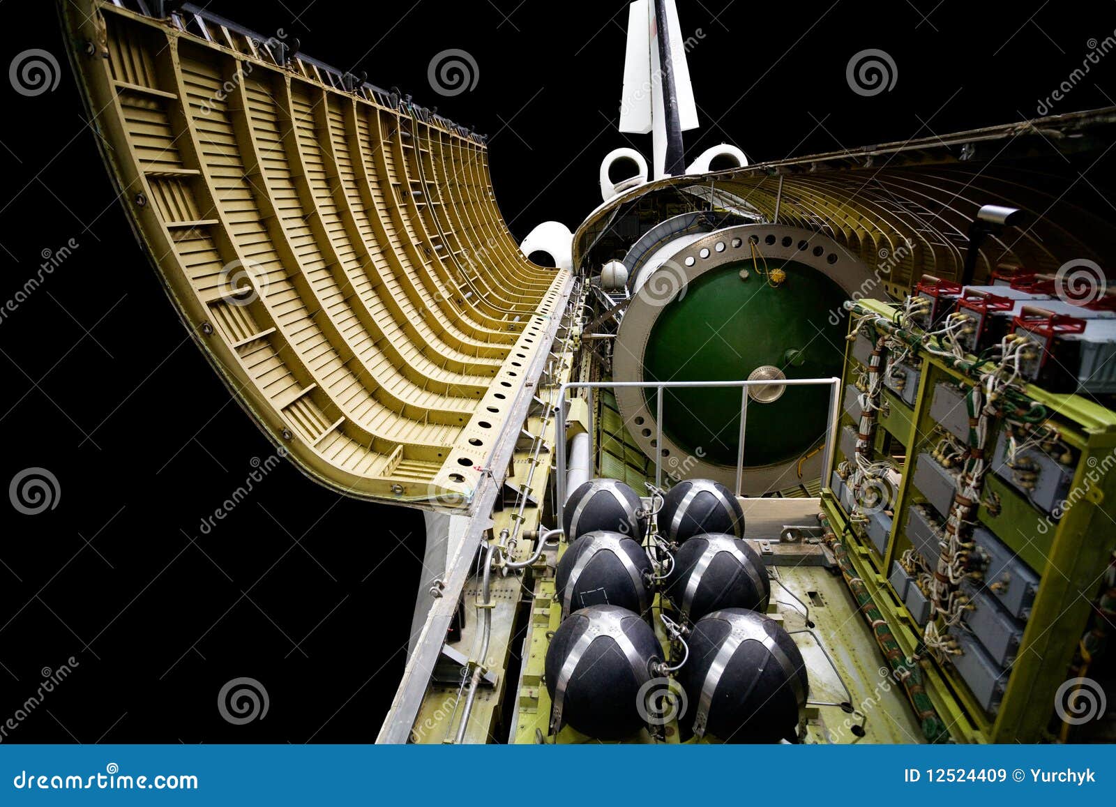 Ruimteschip stock afbeelding. Image of toestel, schip - 12524409