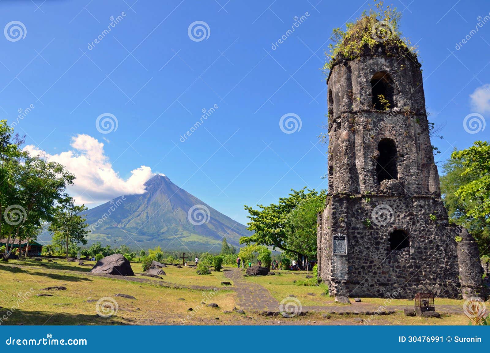 Ruinas De La Iglesia De Cagsawa Imagen de archivo - Imagen de montaje ...