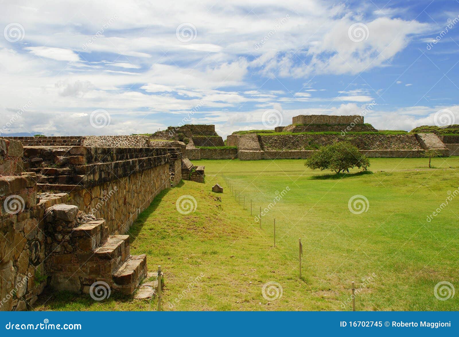 Ruinas De Monte Alban, Oaxaca, México Imagen de archivo - Imagen de ...