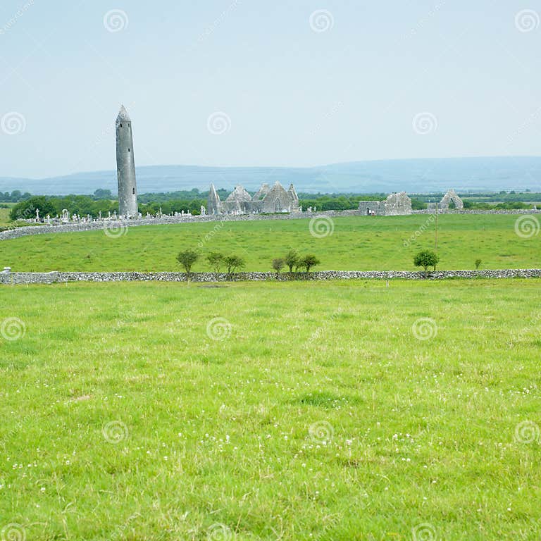 Ruinas Del Monasterio De Kilmacduagh Foto de archivo - Imagen de templo ...