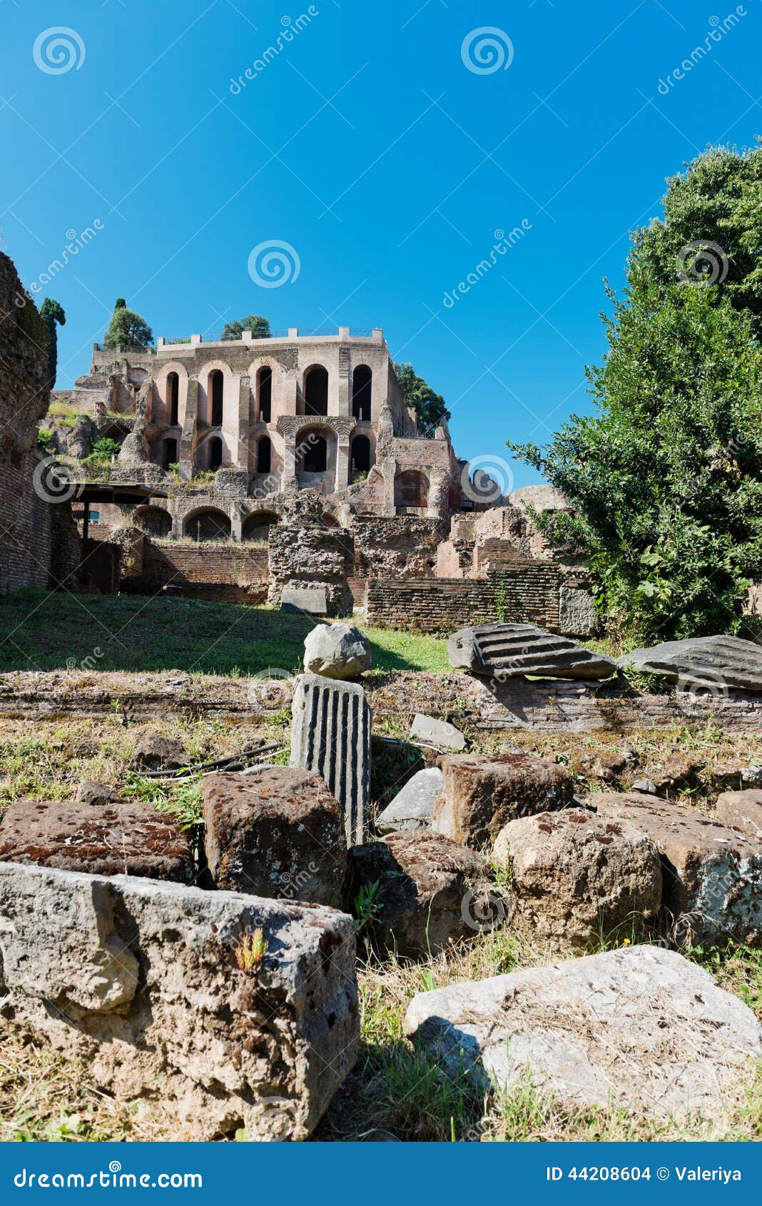 Ruinas romanas en Roma foto de archivo. Imagen de antigüedad - 44208604