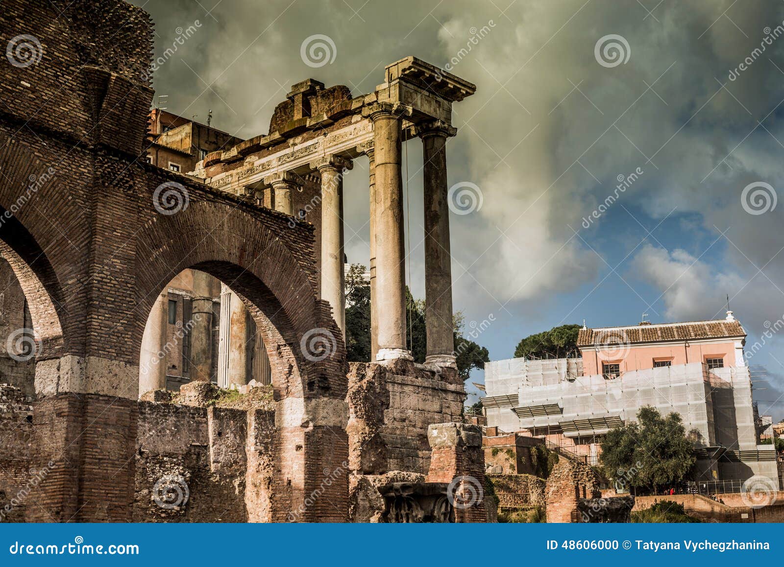 Ruinas romanas en Roma foto de archivo. Imagen de historia - 48606000