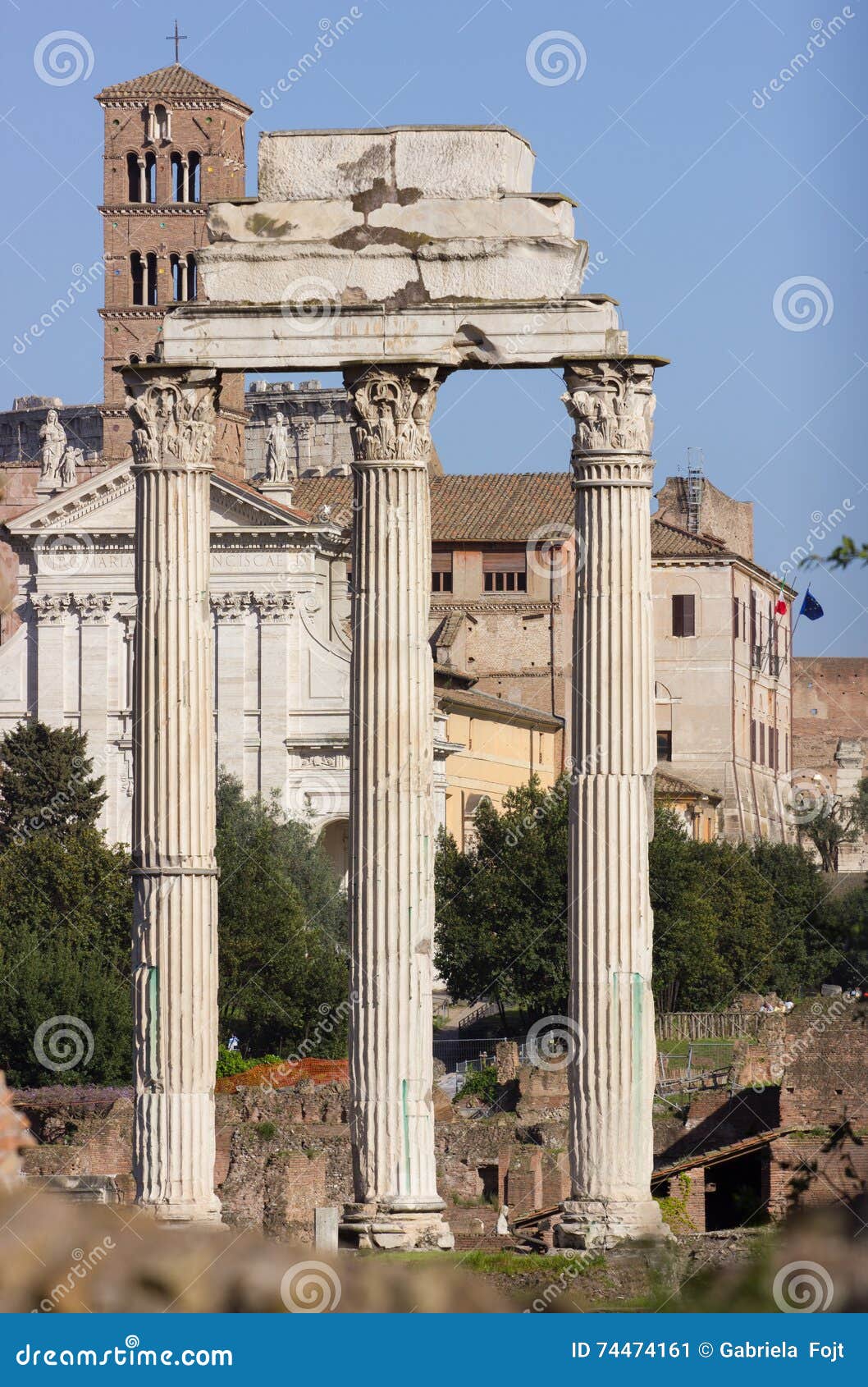 Ruinas romanas en Roma imagen de archivo. Imagen de arte - 74474161