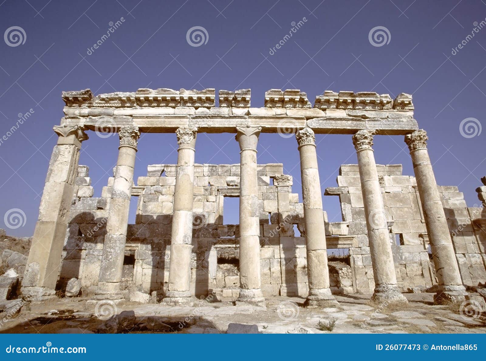 Ruines d'Apamea, Syrie image stock. Image du ville, course - 26077473