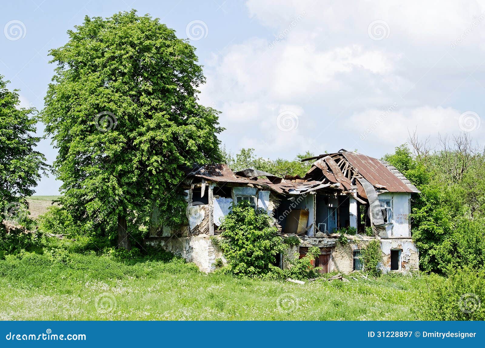 Ruines Des Maisons Dans Le Village Image stock - Image du personne ...