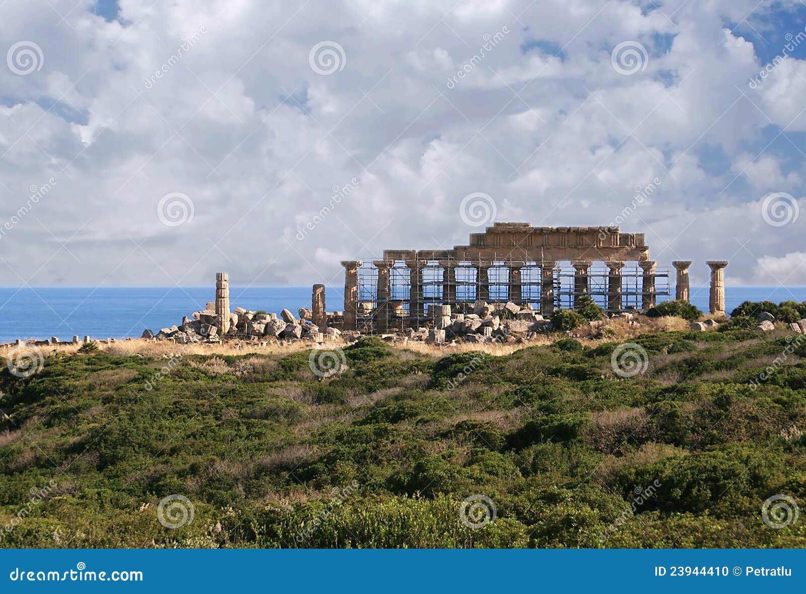 Ruines du vieux temple photo stock. Image du divin, construction - 23944410
