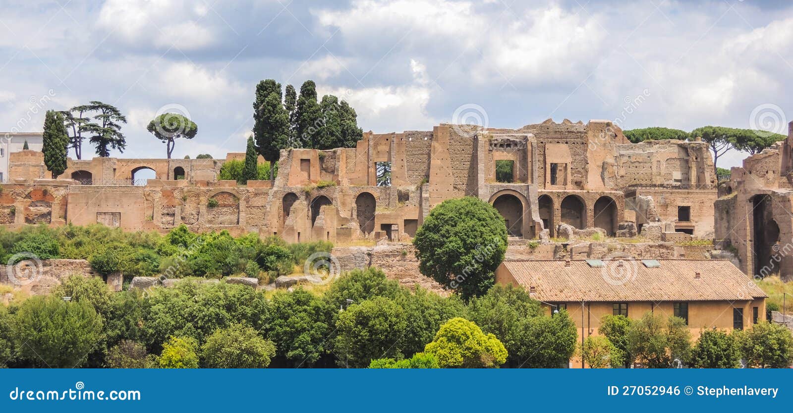 Ruines romaines photo stock. Image du maisons, haies - 27052946