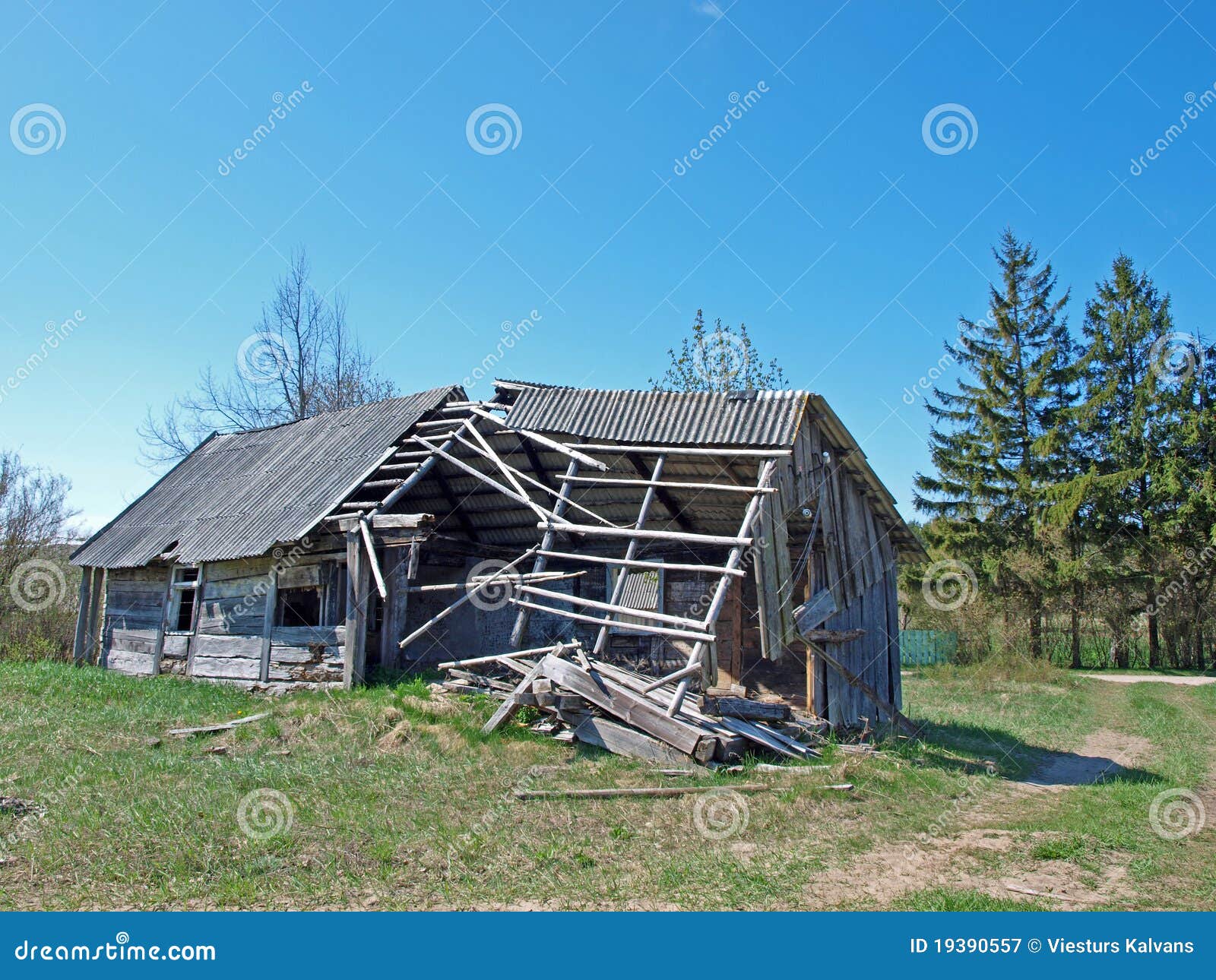 Ruinous house stock image. Image of ruinous, retro, roof - 19390557