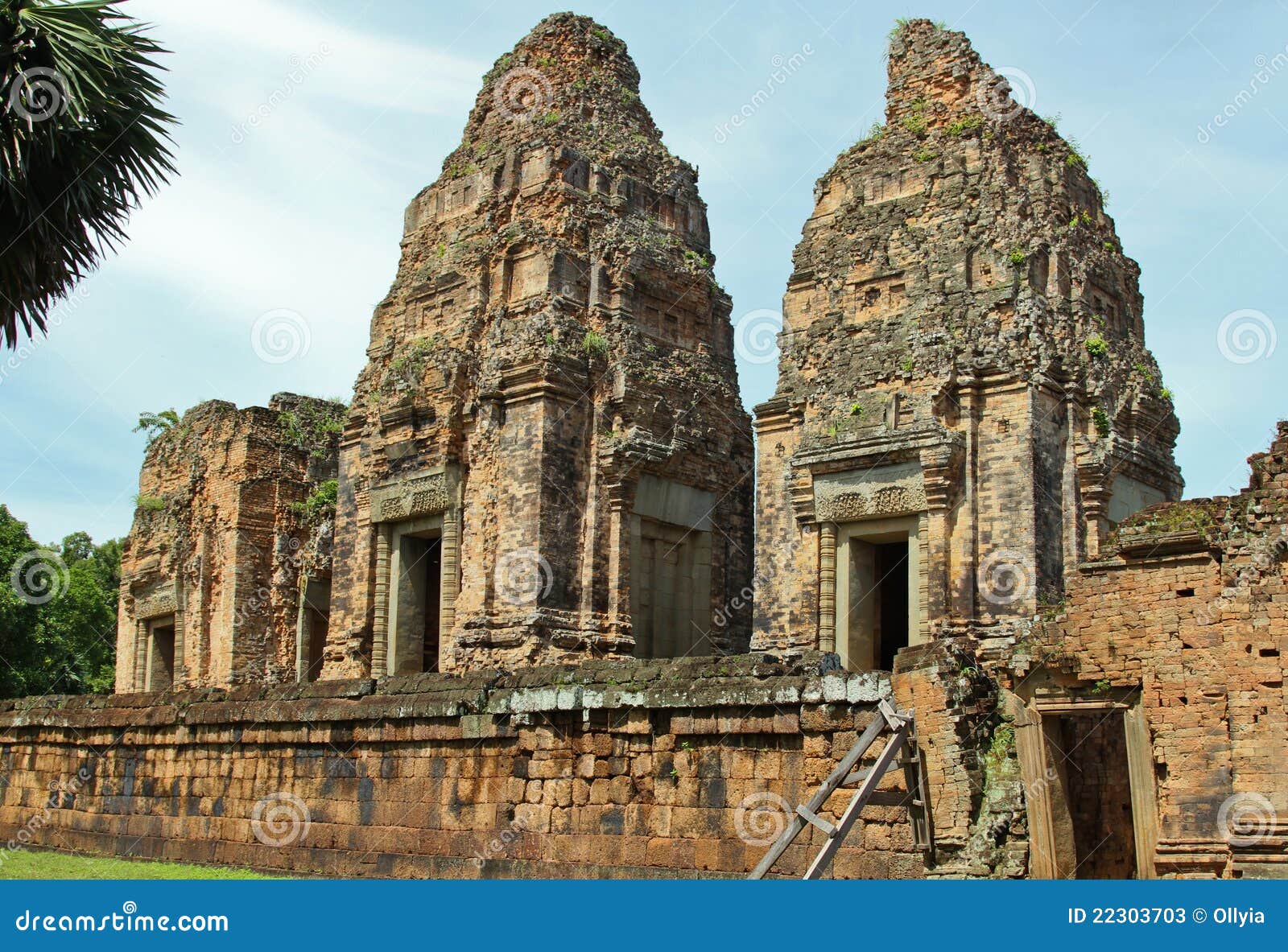 Ruins of Angkor Wat stock image. Image of symmetry, sculpture - 22303703
