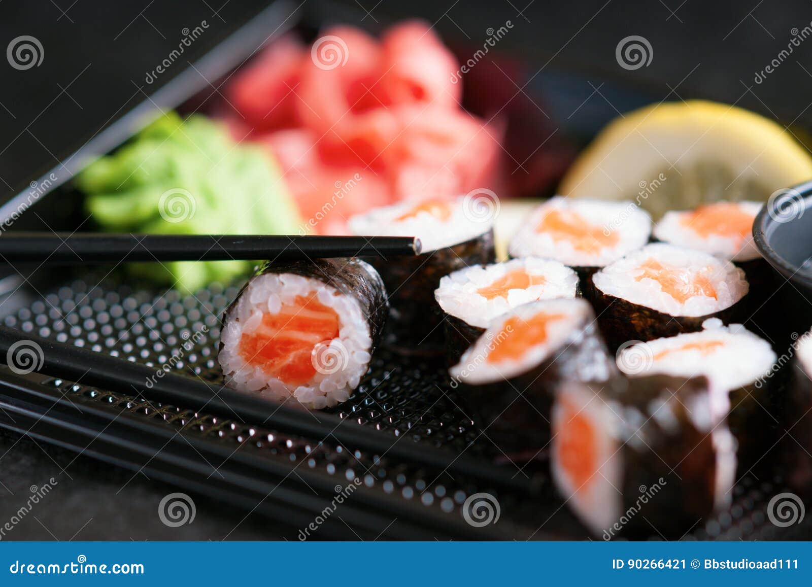 Rullar laxsushi fotografering för bildbyråer. Bild av svart - 90266421