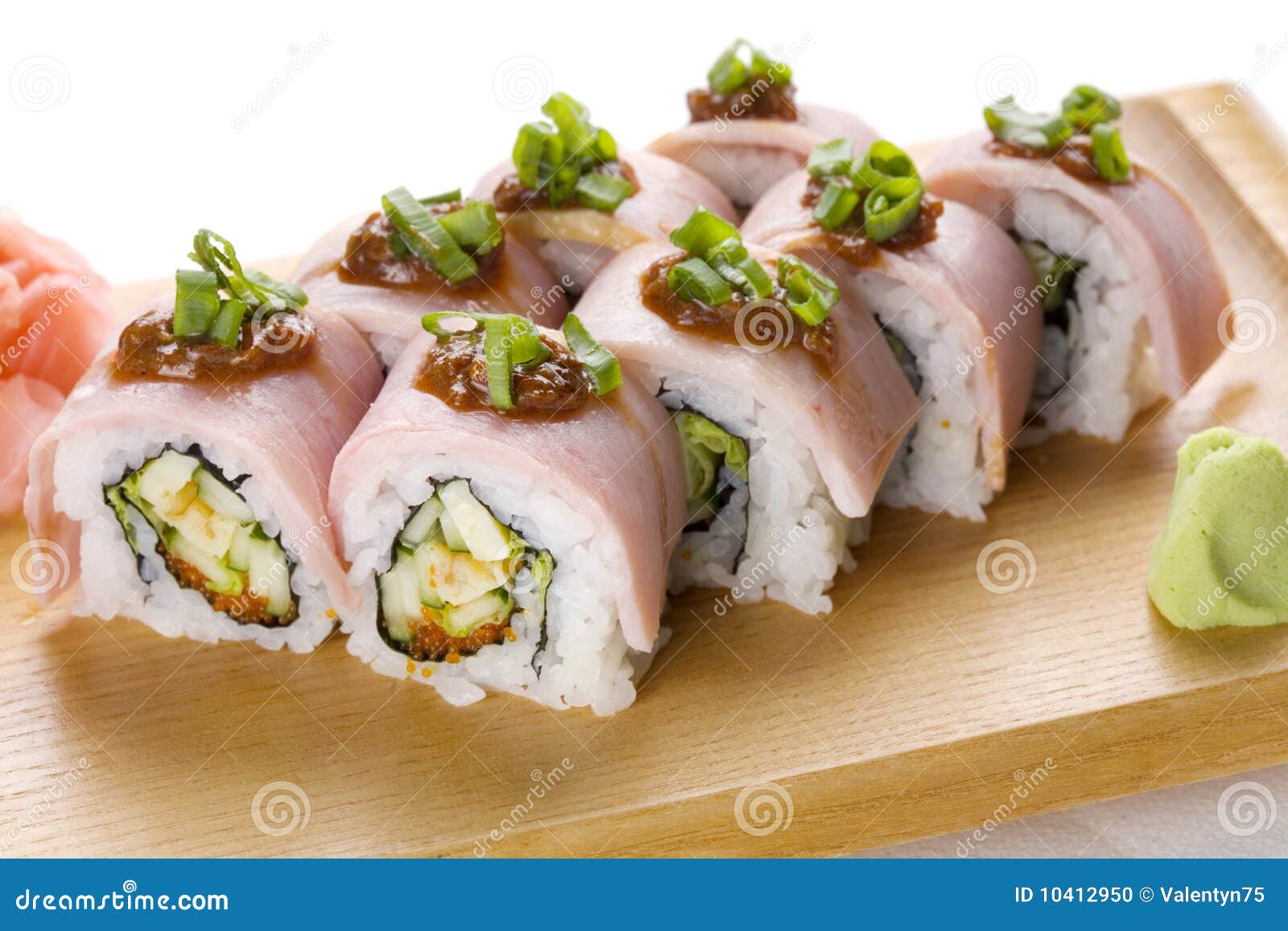 Rullar sushi arkivfoto. Bild av makro, sushi, rulle, kaviar - 10412950