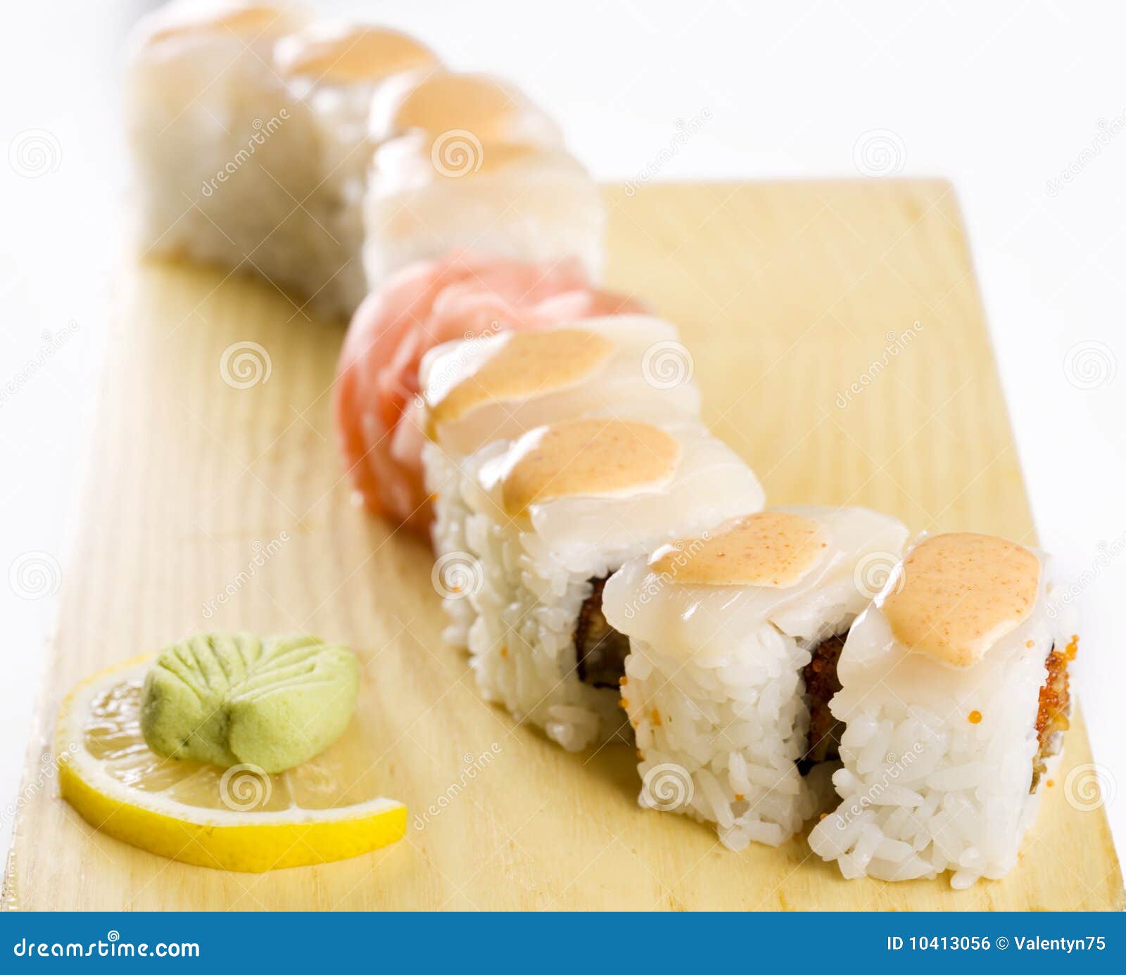 Rullar sushi arkivfoto. Bild av rulle, citron, vitt, fisk - 10413056