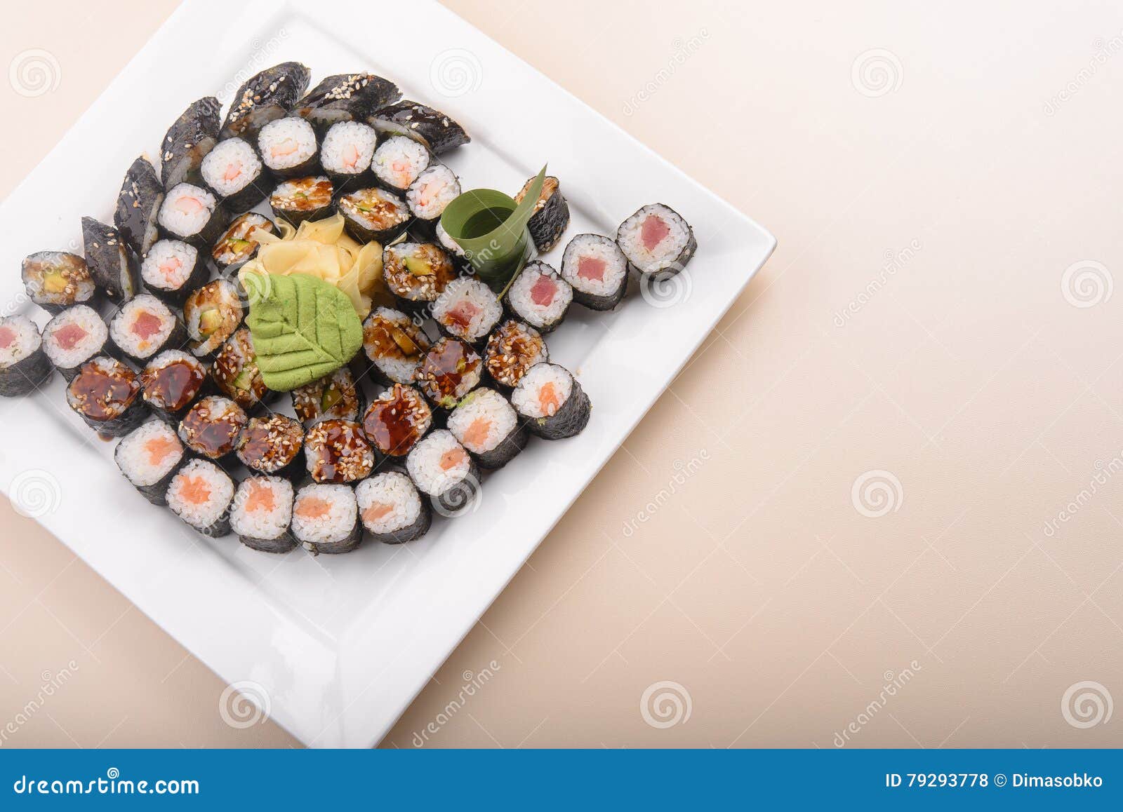 Rullar sushi arkivfoto. Bild av platta, lunch, vitt, smakligt - 79293778