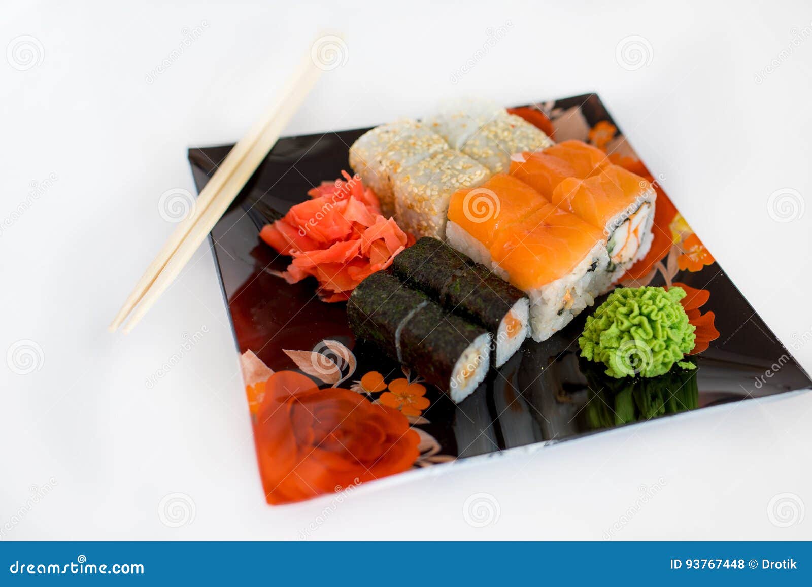 Rullar sushi arkivfoto. Bild av askfat, fisk, gourmet - 93767448