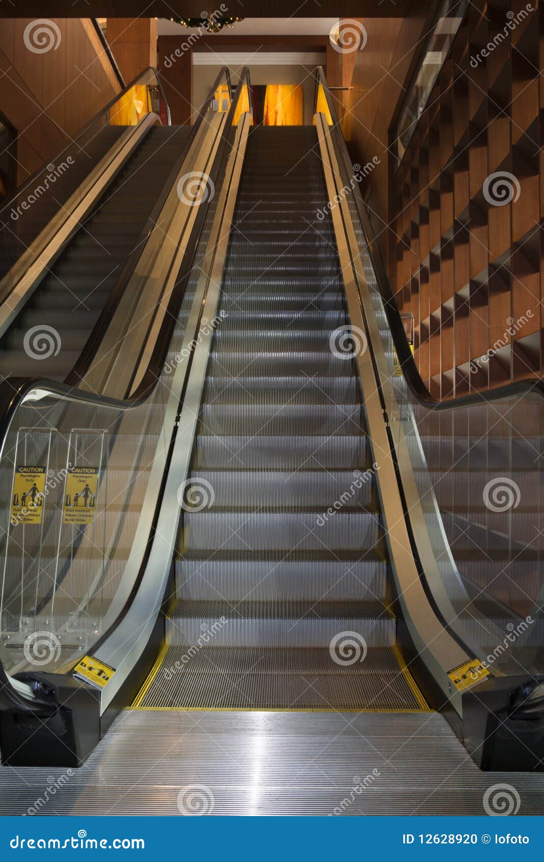 Rulltrappa arkivfoto. Bild av modernt, trappa, glest - 12628920