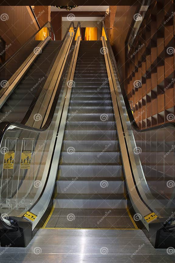 Rulltrappa arkivfoto. Bild av modernt, trappa, glest - 12628920