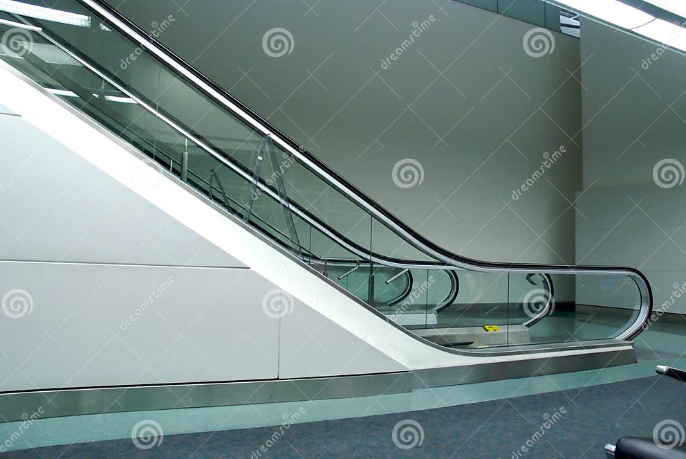 Rulltrappa arkivfoto. Bild av lampor, trappa, rörelse - 1798306