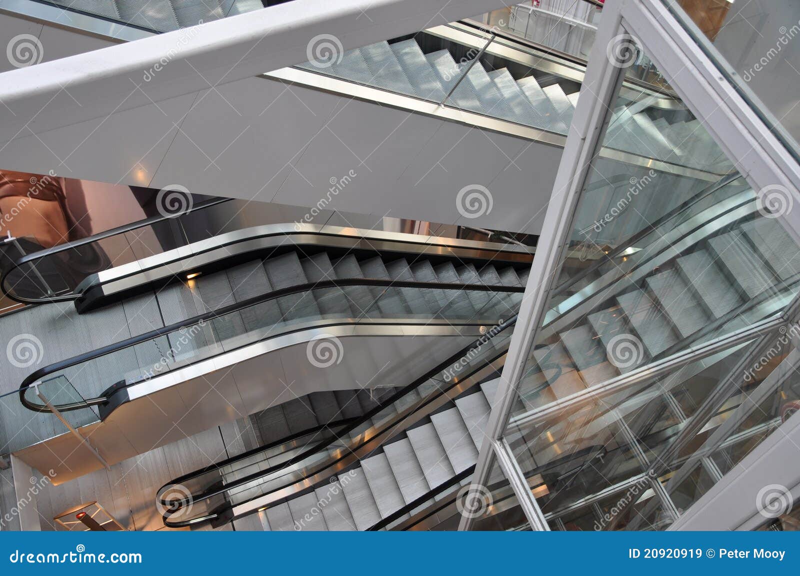 Rulltrappa fotografering för bildbyråer. Bild av flygplatser - 20920919