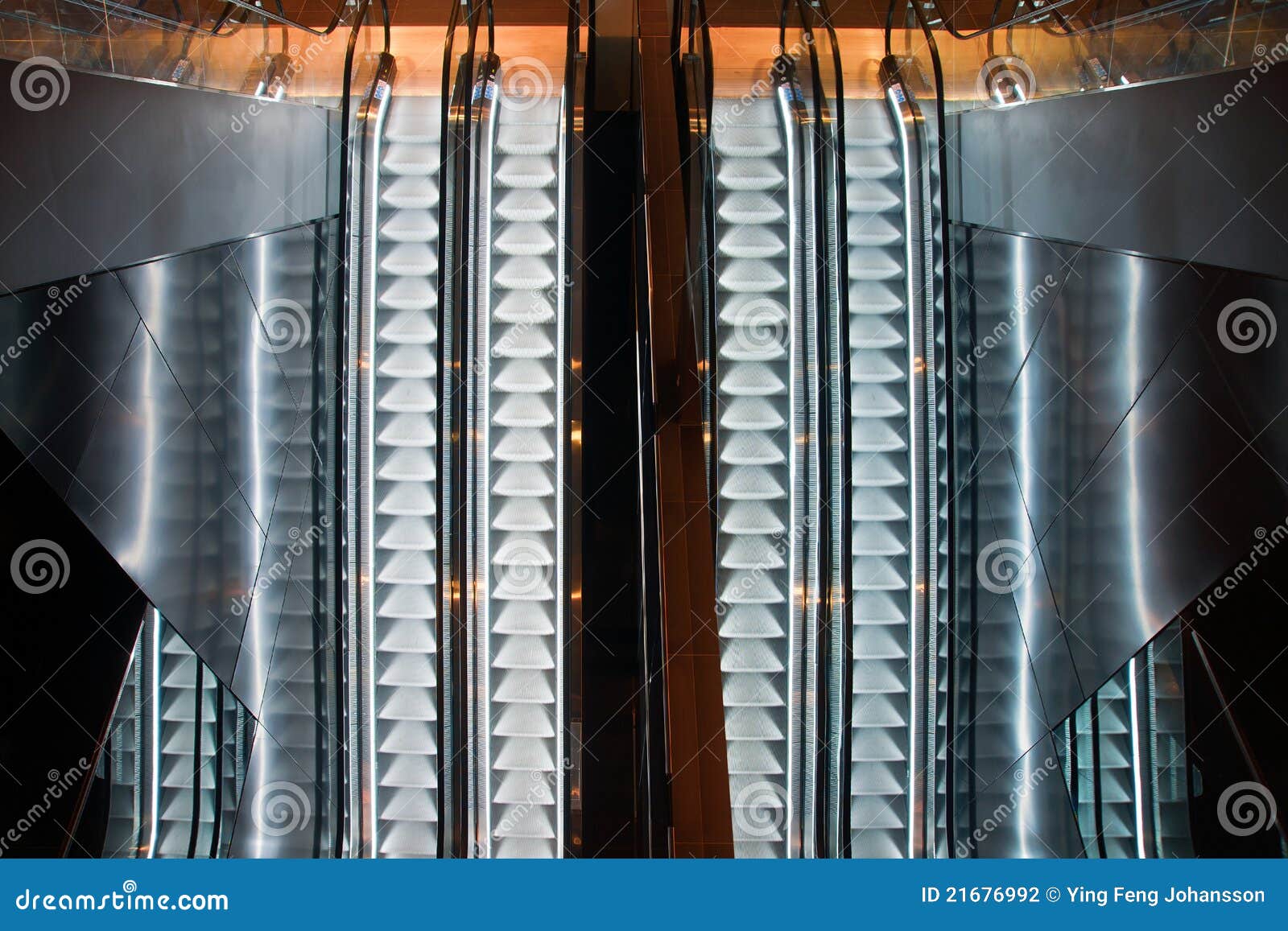 Rulltrappa arkivfoto. Bild av lager, kontor, inomhus - 21676992