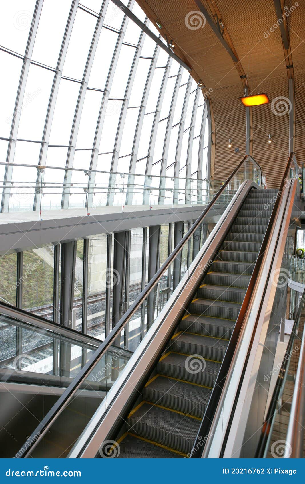 Rulltrappa arkivfoto. Bild av trappa, mänskligt, modernt - 23216762