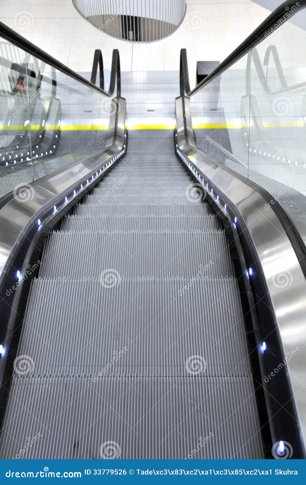 Rulltrappa arkivfoto. Bild av flygplats, arkitektur, affär - 33779526